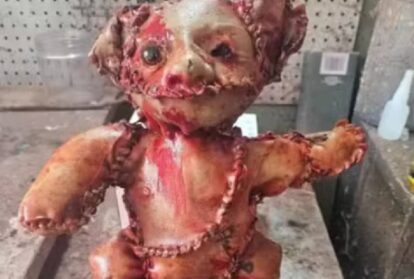 Urso de ‘pele humana’ é deixado em estacionamento de loja