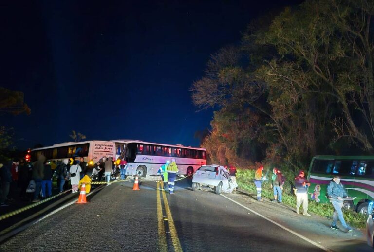 Duas pessoas morrem e 13 ficam feridas em acidente na BR-277