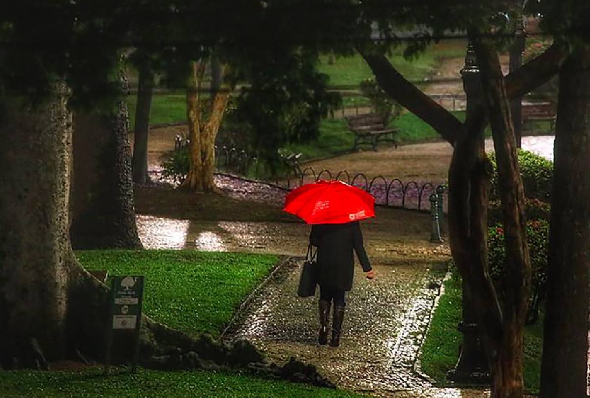 Inmet emite alerta de chuva intensas e ventos fortes no Paraná