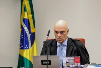 Alexandre de Moraes é criticado por mostrar dedo do meio