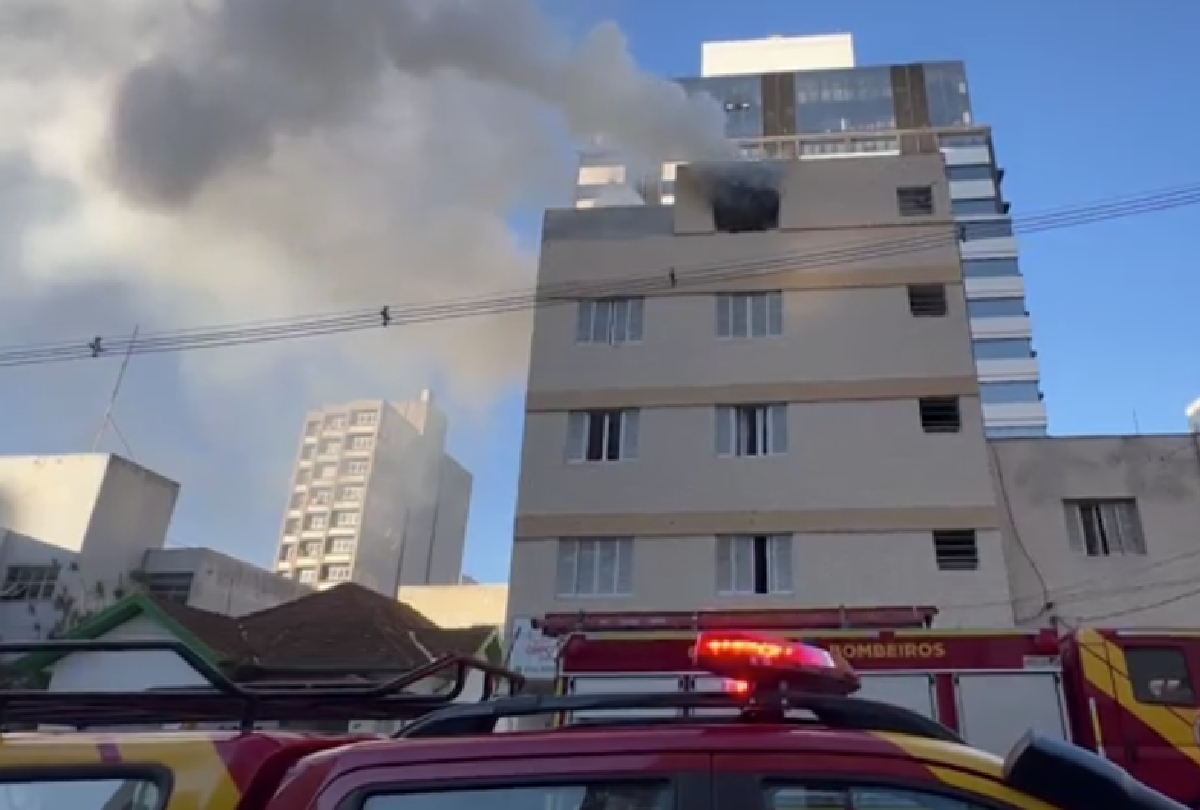 Incêndio no último andar de prédio mobiliza bombeiros em Curitiba