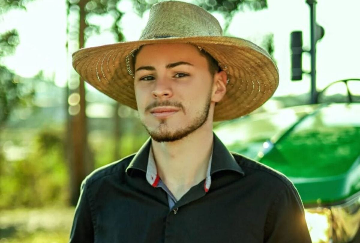 Estudante de 19 anos morre em acidente entre carros e caminhão