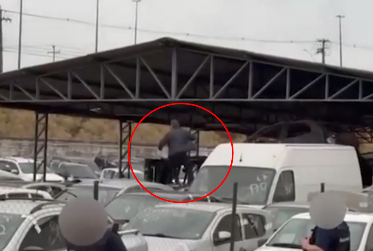 Homem corre por cima de carros para fugir da Receita Federal: vídeo