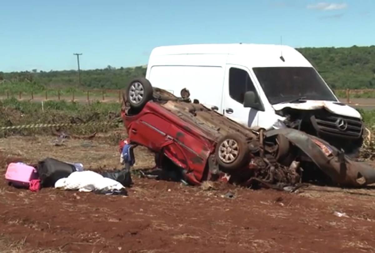 Mãe que estaria fugindo com os filhos capota carro na PR-445