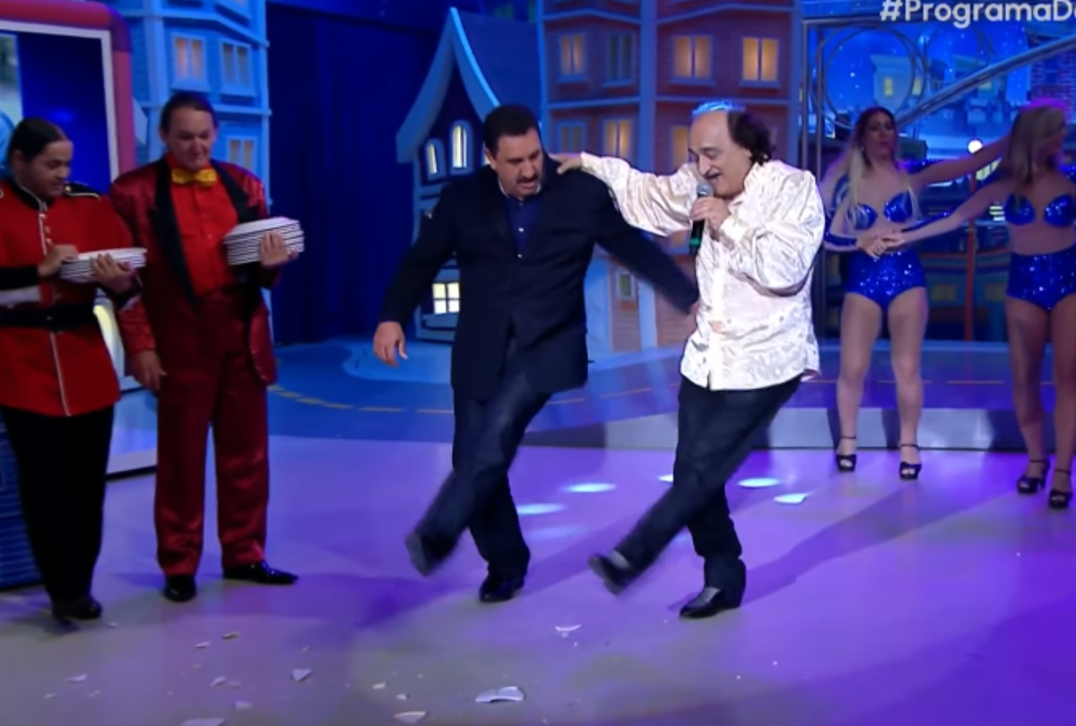 Ratinho faz homenagem ao cantor Patrick Dimon durante programa