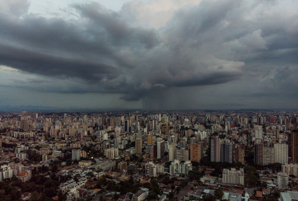 Chuvas intensas! Alerta prevê temporais e ventos fortes no Paraná