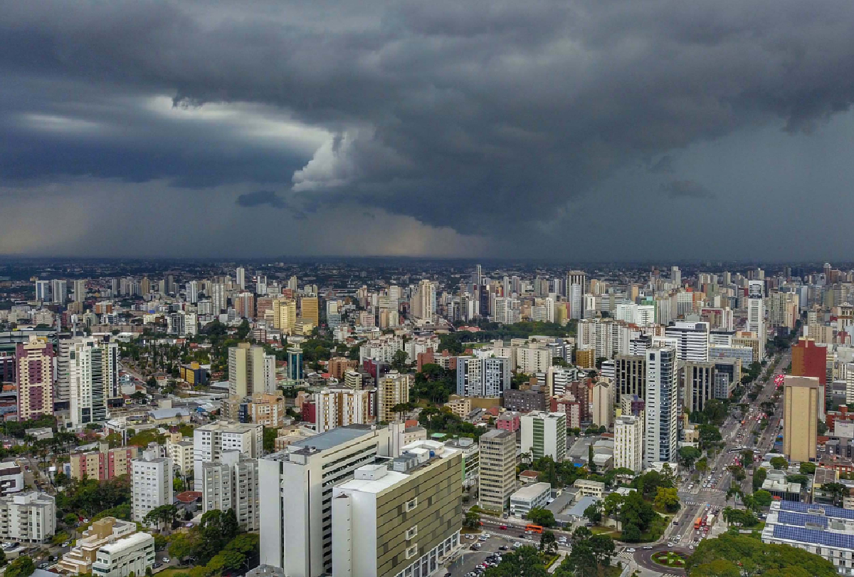 Perigo! Alerta prevê microexplosões atmosféricas no Paraná