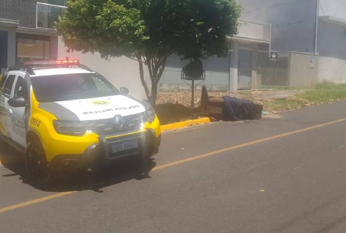 Homem é encontrado morto dentro de sofá abandonado na rua