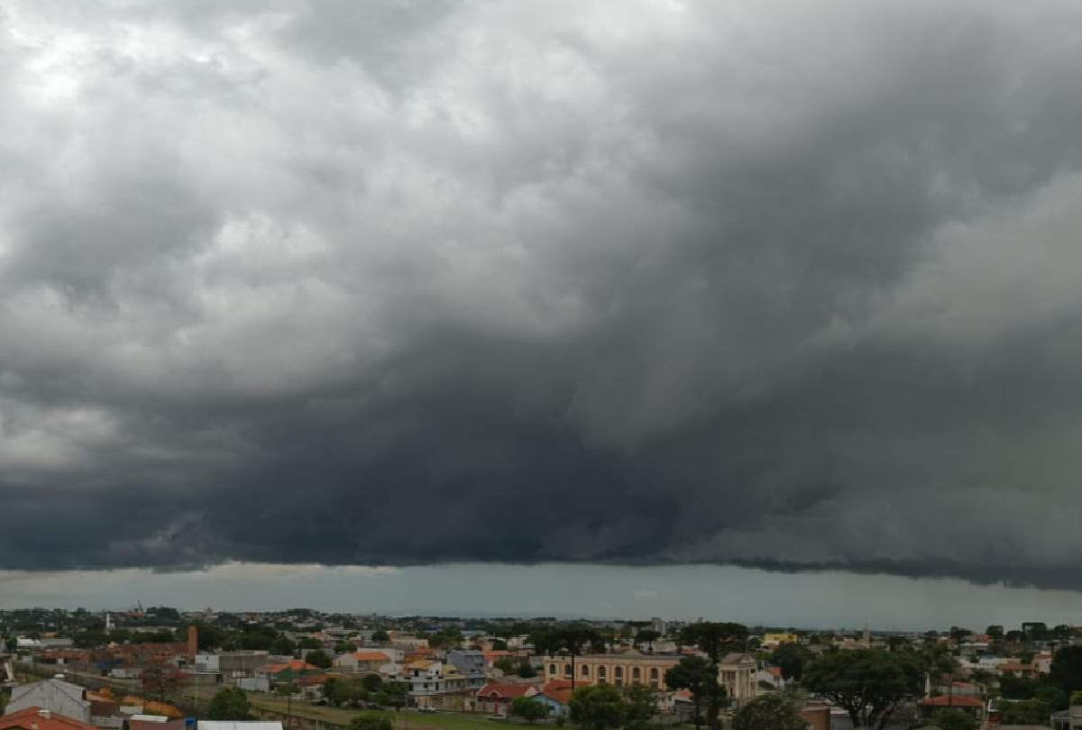 Temporal em Curitiba registra grande volume de chuva